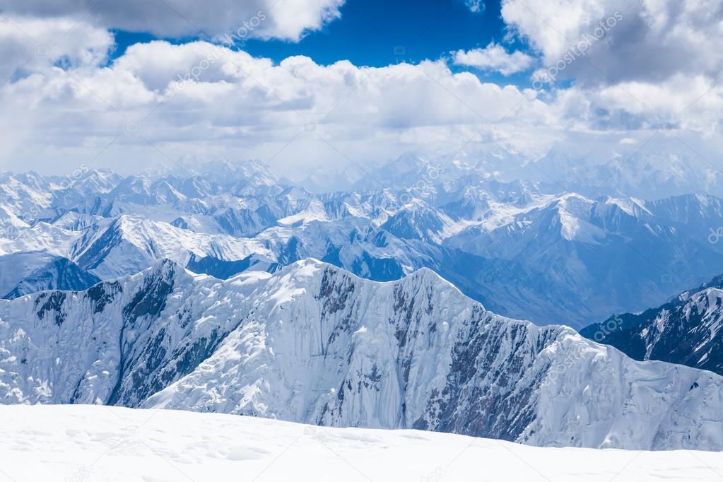 Vista de la montaña desde la cima del Pico Lenin en la región de Pamir ...