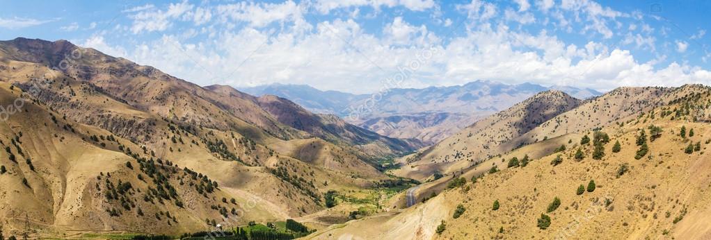 Vista desde el paso de montaña Kamchik (Qamchiq) que conecta Tashkent y ...