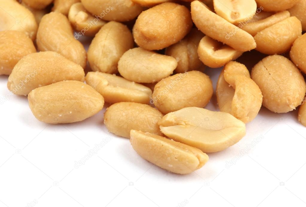 Primer plano de cacahuetes fritos, pelados y salados. 2023