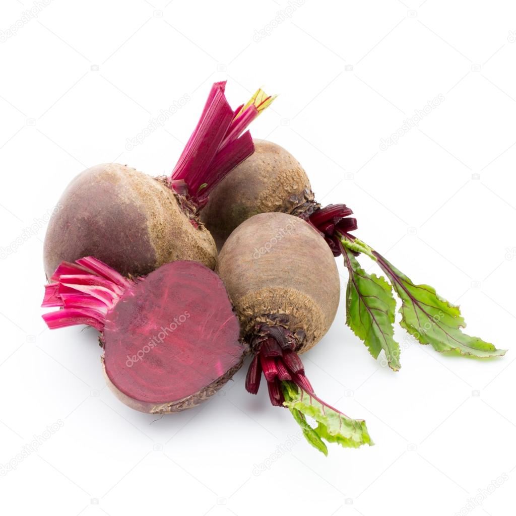 Remolacha aislada sobre el fondo blanco. 2023