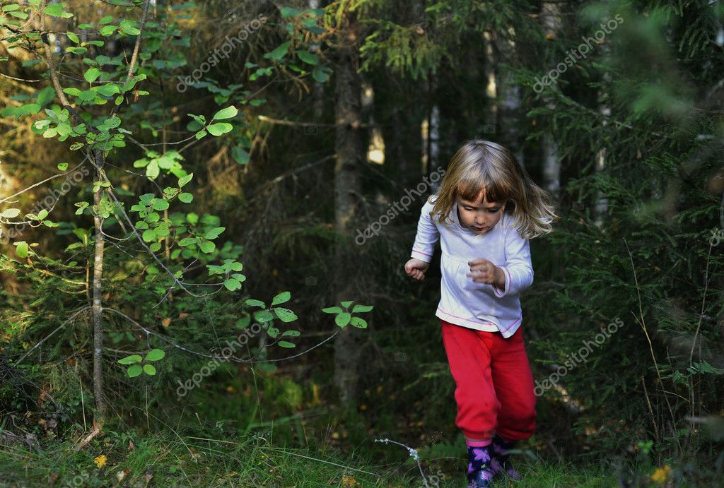Menina correndo na floresta de verão — Foto © SURZet #73121263