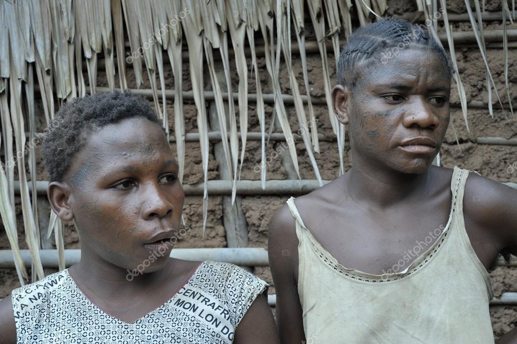 Portrait of a women from a tribe of Baka pygmies — Stock Editorial ...