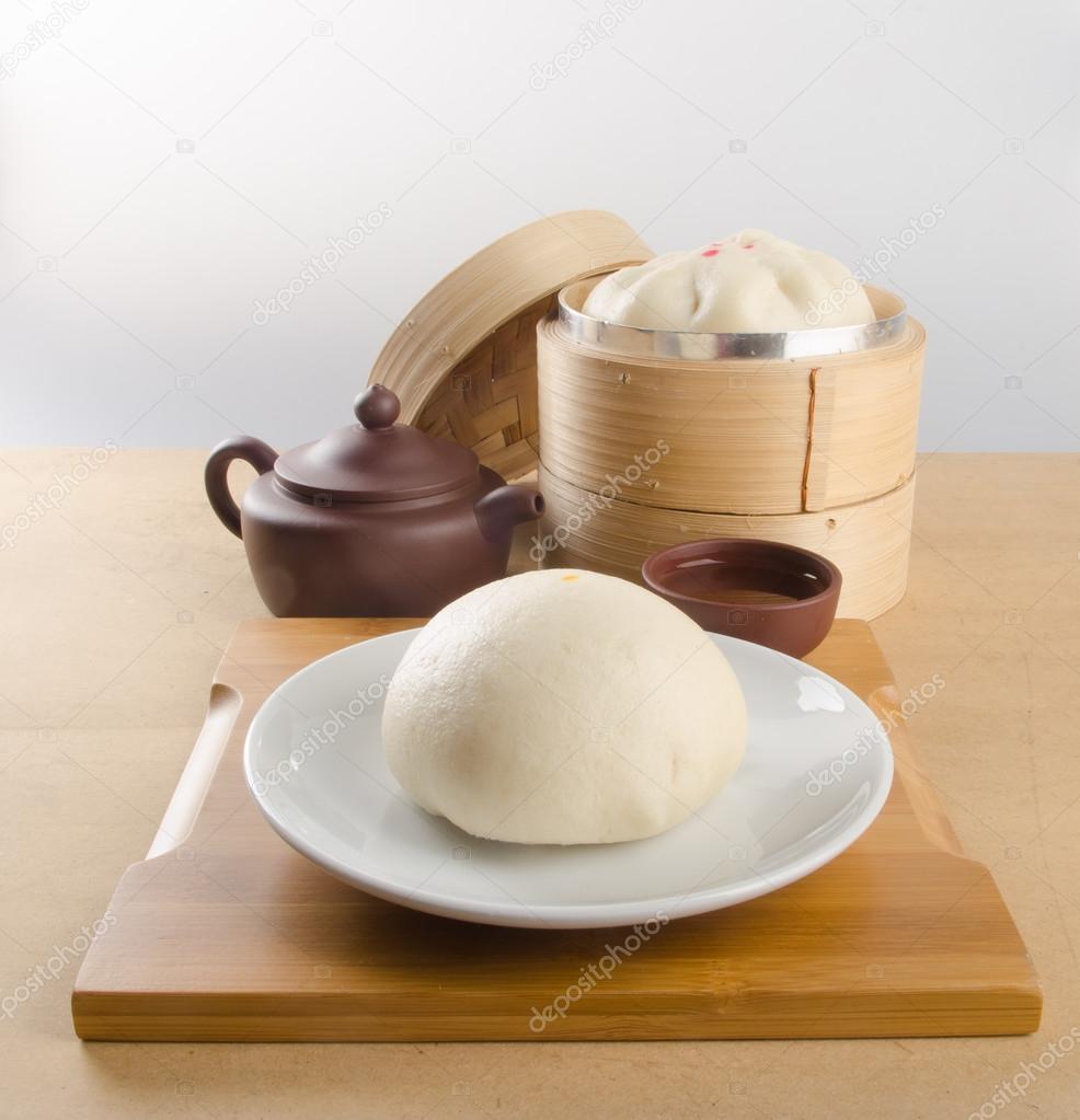 pao o dim sum con té chino sobre fondo. 2023