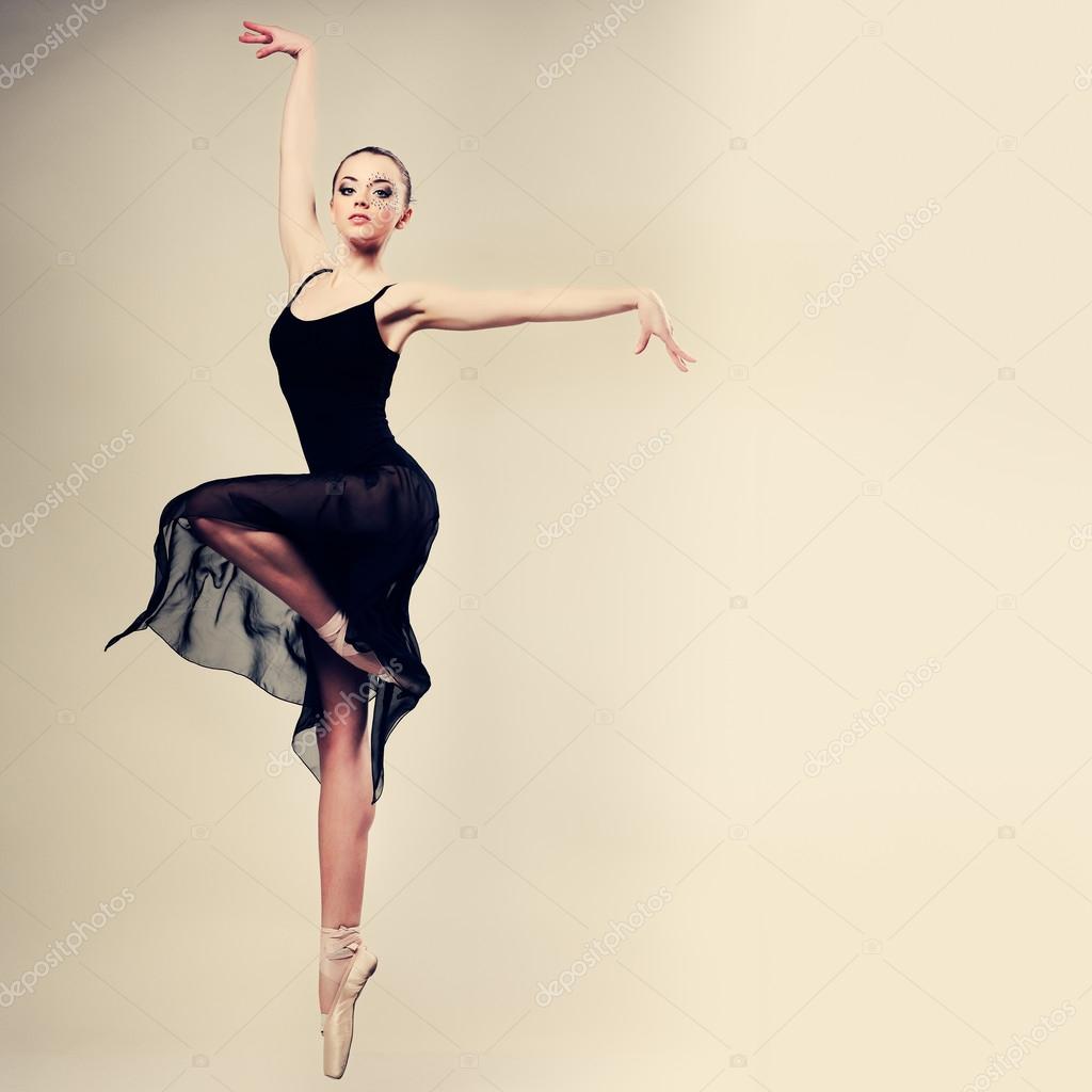Beautiful female ballet dancer — Stock Photo © pandorabox #114715282