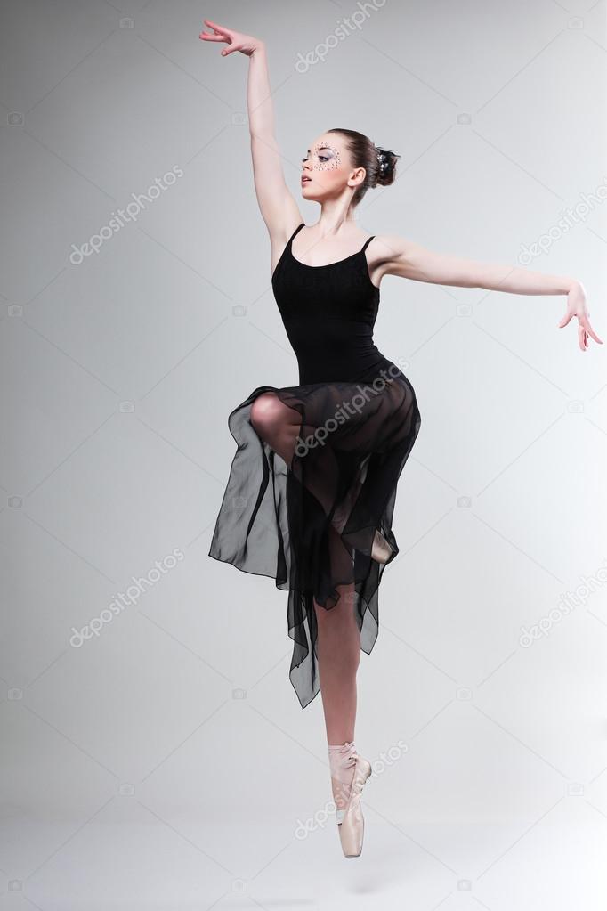 Beautiful female ballet dancer Stock Photo by ©pandorabox 114715402
