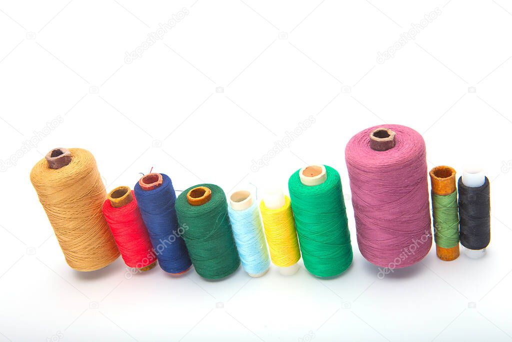 Hilos de color ubicados como un arco iris aislado sobre fondo blanco 2023