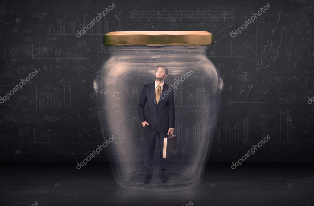 Hombre de negocios cerrado en un frasco de vidrio concepto — Foto de ...