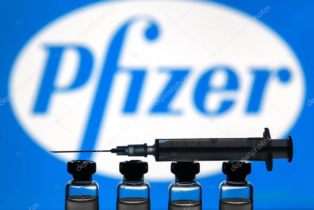 Moscú - 5 de enero de 2021: Pfizer COVID-19 vaccine concept. Jeringa y frascos con vacuna US ...