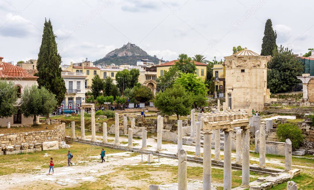 Atenas - 6 de mayo de 2018: Los turistas visitan Ágora romana en Atenas ...