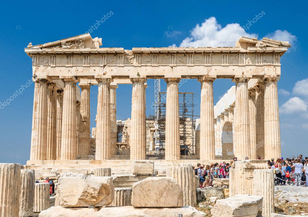 Atenas - 8 de mayo de 2018: La gente visita Partenón en la Acrópolis en ...