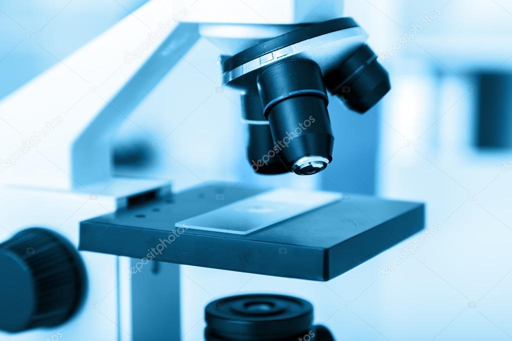 Microscópio de laboratório lens.modern microscópios fotos, imagens de ...