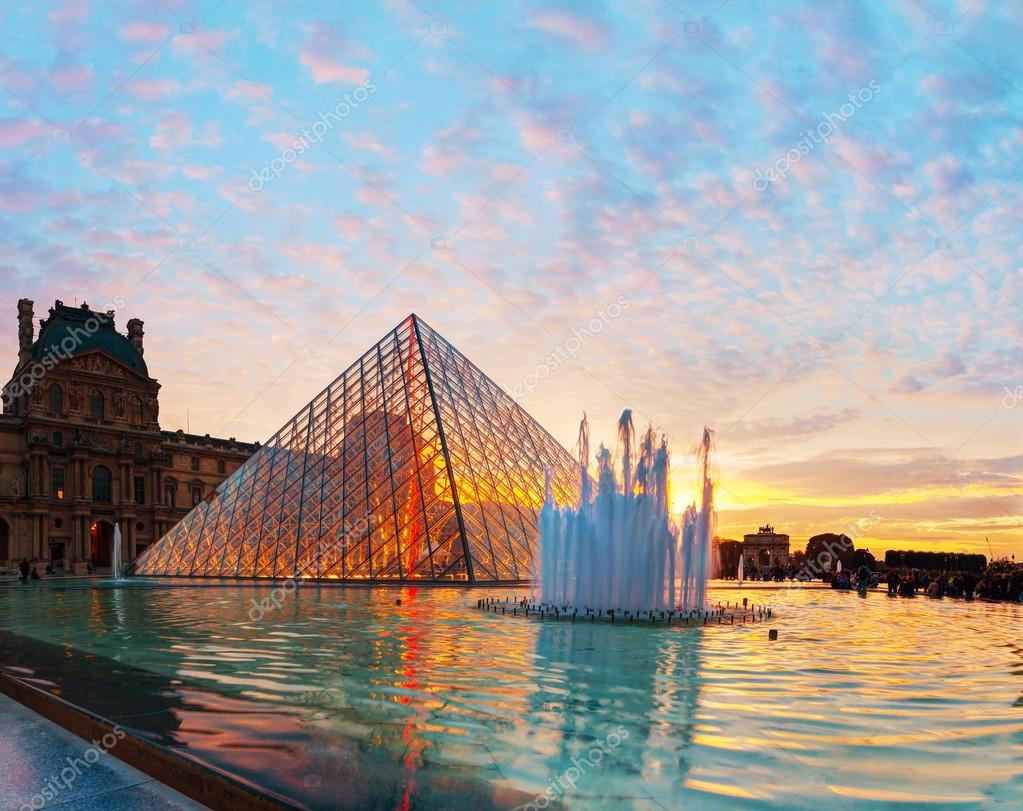 La pirámide del Louvre en París al atardecer 2022
