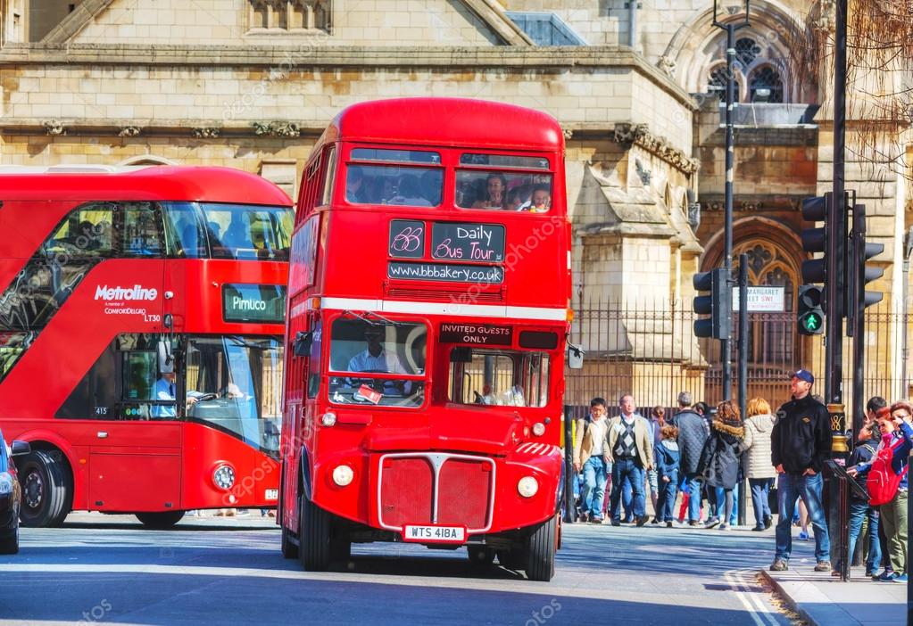 Autobuses icónicos de dos pisos rojos en Londres 2023