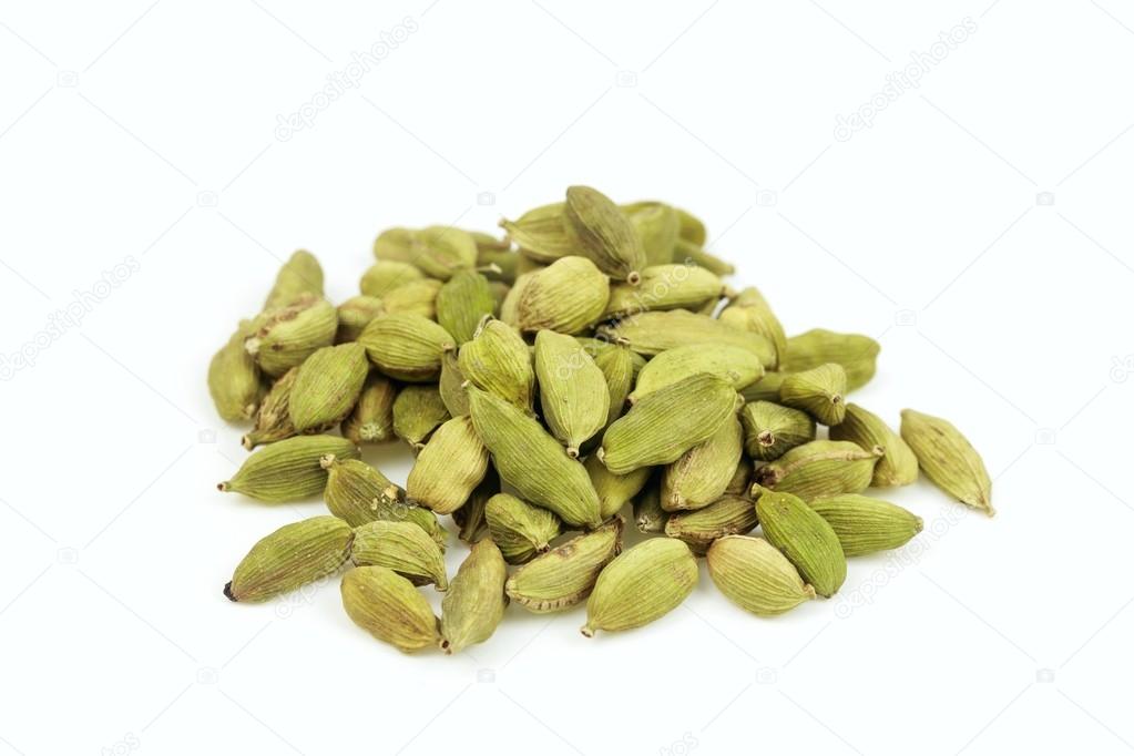 Pila de cardamomo seca sobre fondo blanco .: fotografía de stock ...