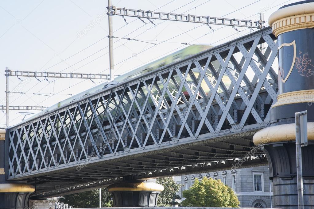 Lattice Girder Railway Bridge with Train, River Liffey, Dublin — Stock ...