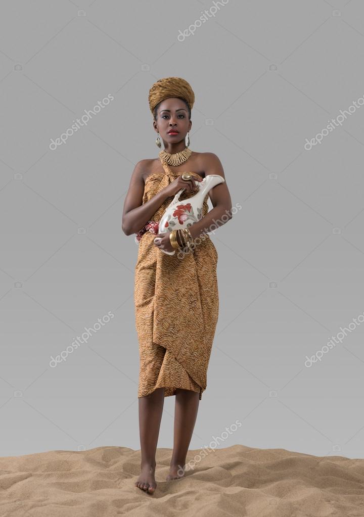 Mulher Africana Carregando Agua