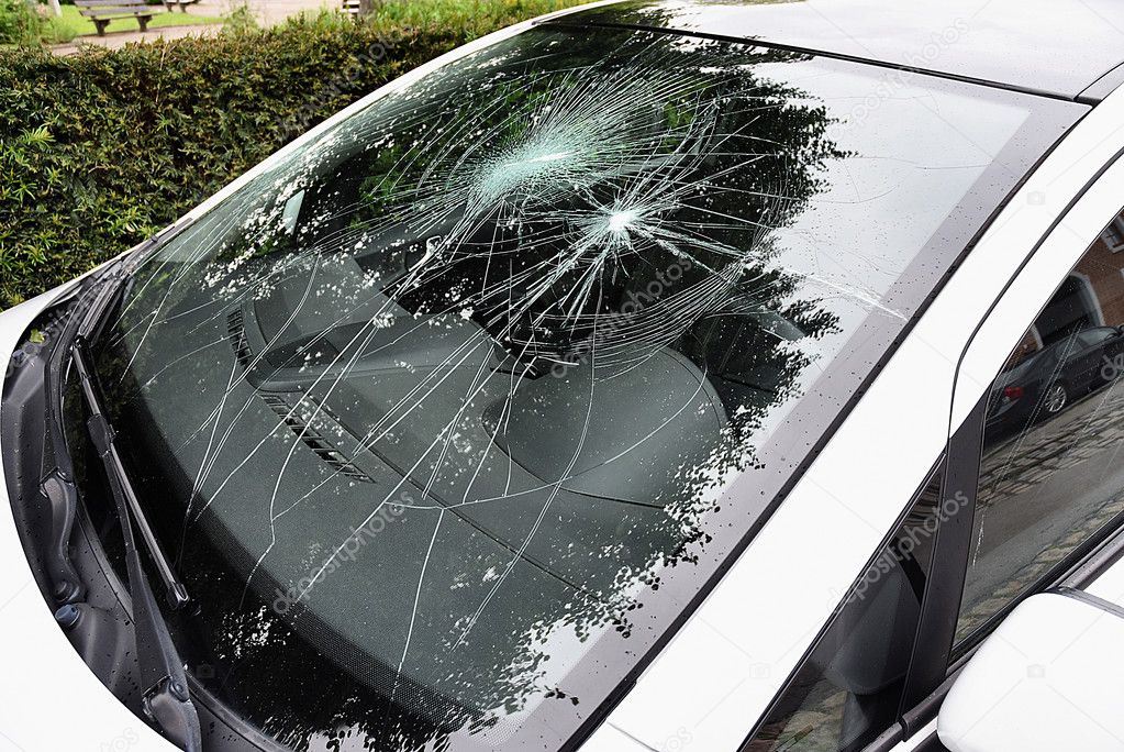 Parabrisas del coche roto — Foto de stock #113945232 © Bombaert