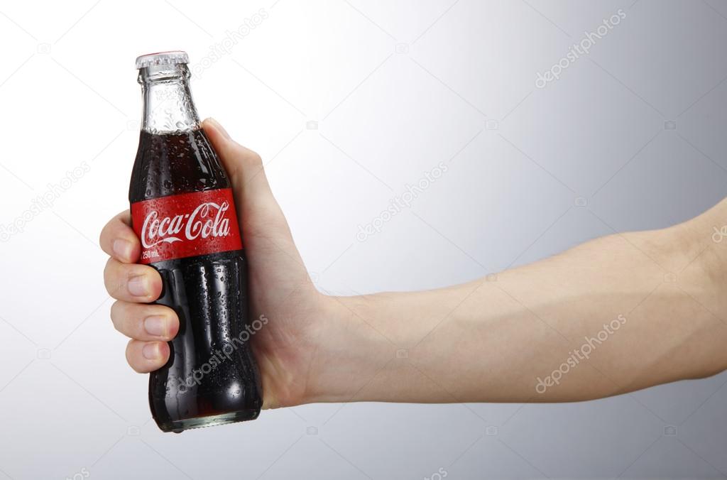 Mão segurando cola de coca — Fotografia editorial de stock © eskaylim ...