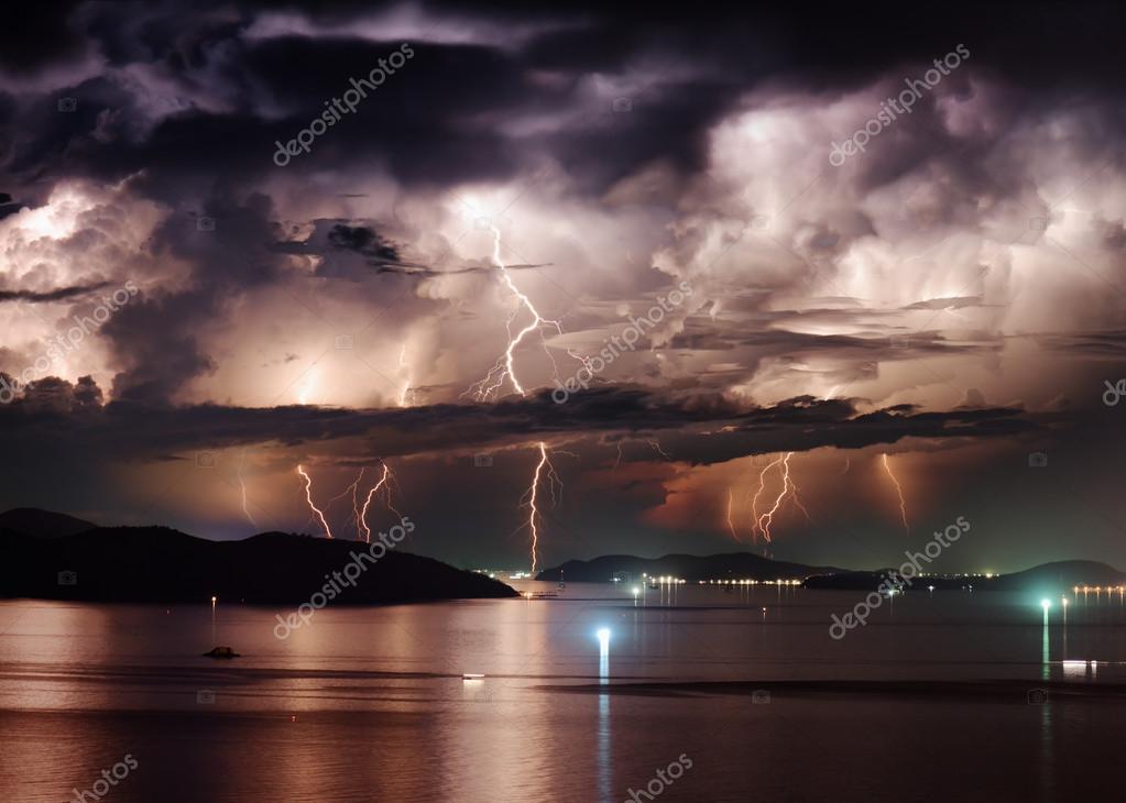Hermoso cielo tormentoso y relámpago sobre la bahía de Nha Trang ...