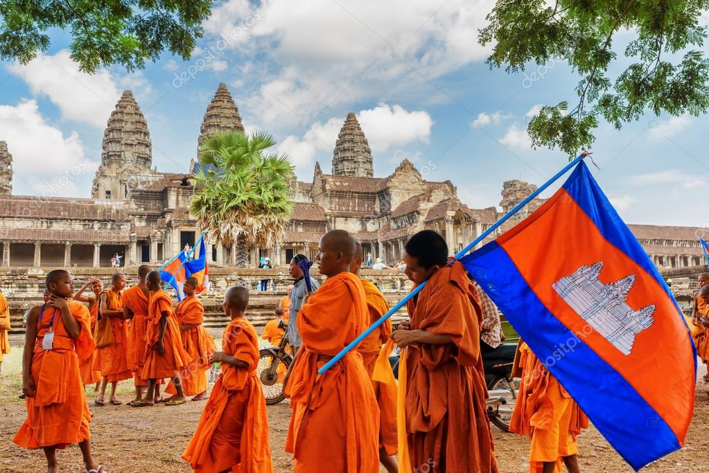 Young Buddhist monks with national flag of Cambodia in Angkor – Stock ...