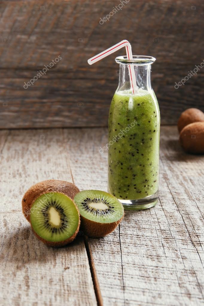 Bouteille de jus de kiwi aux fruits frais sur table en bois image libre ...
