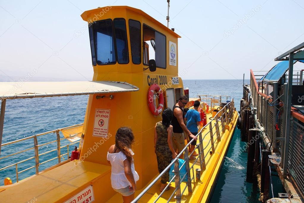 Pleasure boat for observing of coral reefs, Eilat, Israel — Stock ...
