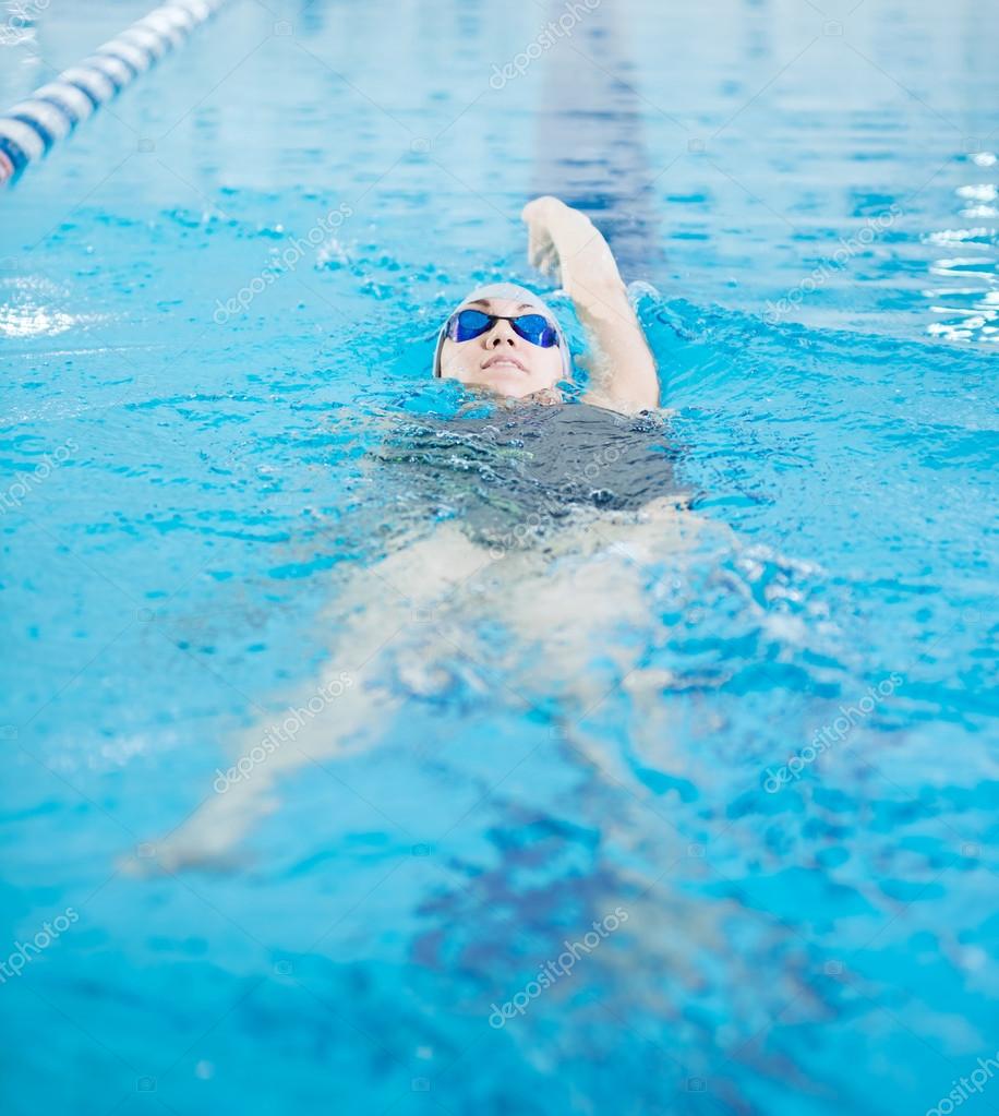 Chica en natación espalda gatear trazo estilo: fotografía de stock ...