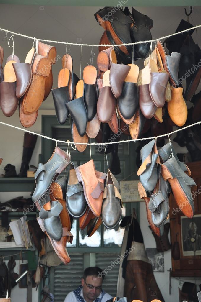 Shoemaker in Colonial Williamsburg, Virginia – Stock Editorial Photo ...
