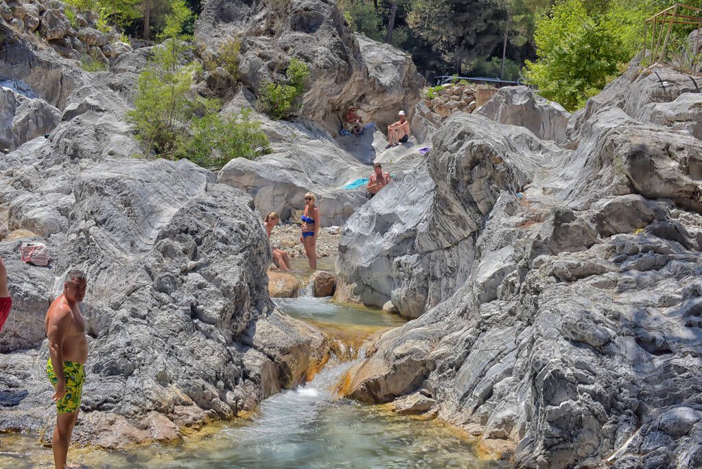 Kemer, Antalya, Turquía - 21.07.2015: Mucha gente se baña en el cañón ...