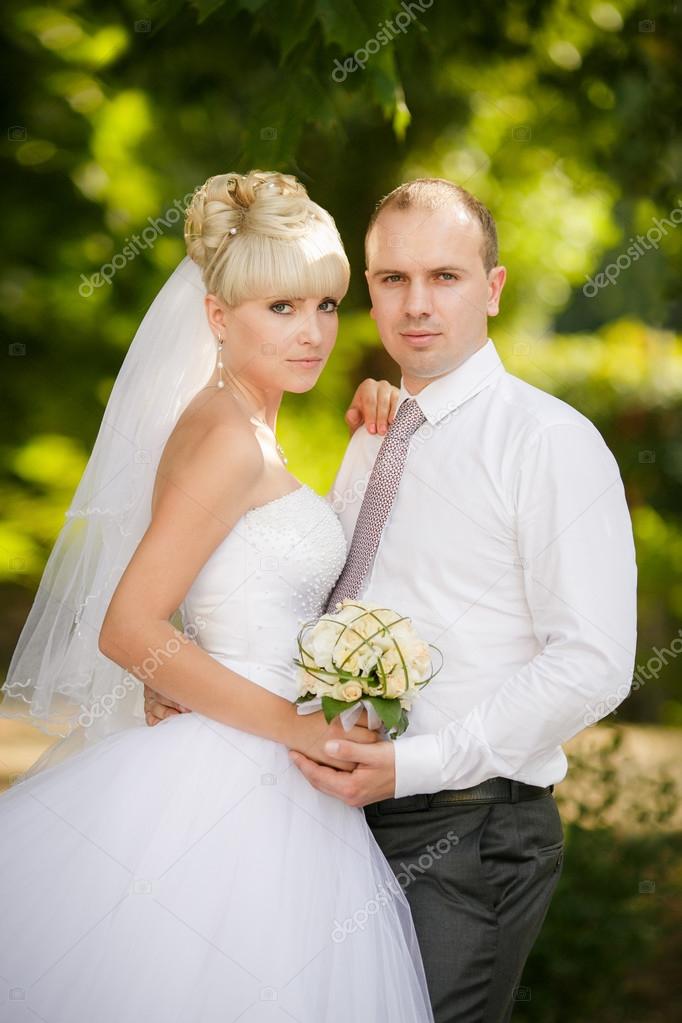 Groom and bride on walk in their wedding day — Stock Photo © Pirotehnik ...