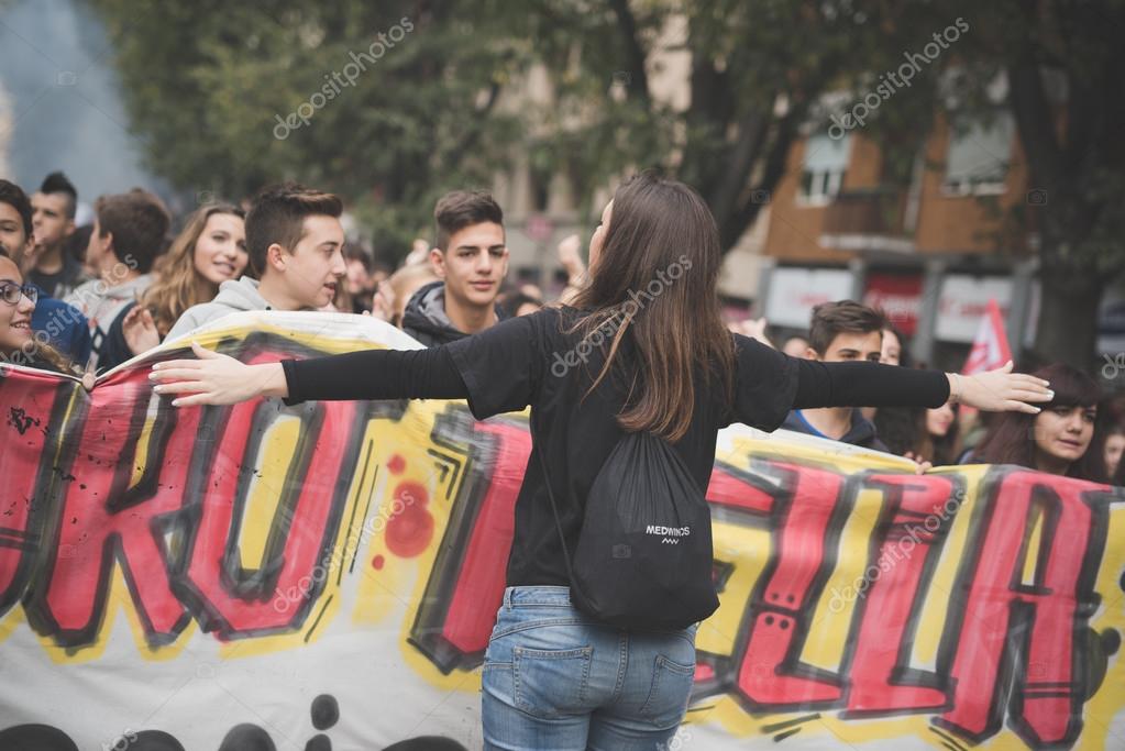 Student demonstration held in Milan — Stock Editorial Photo © peus ...
