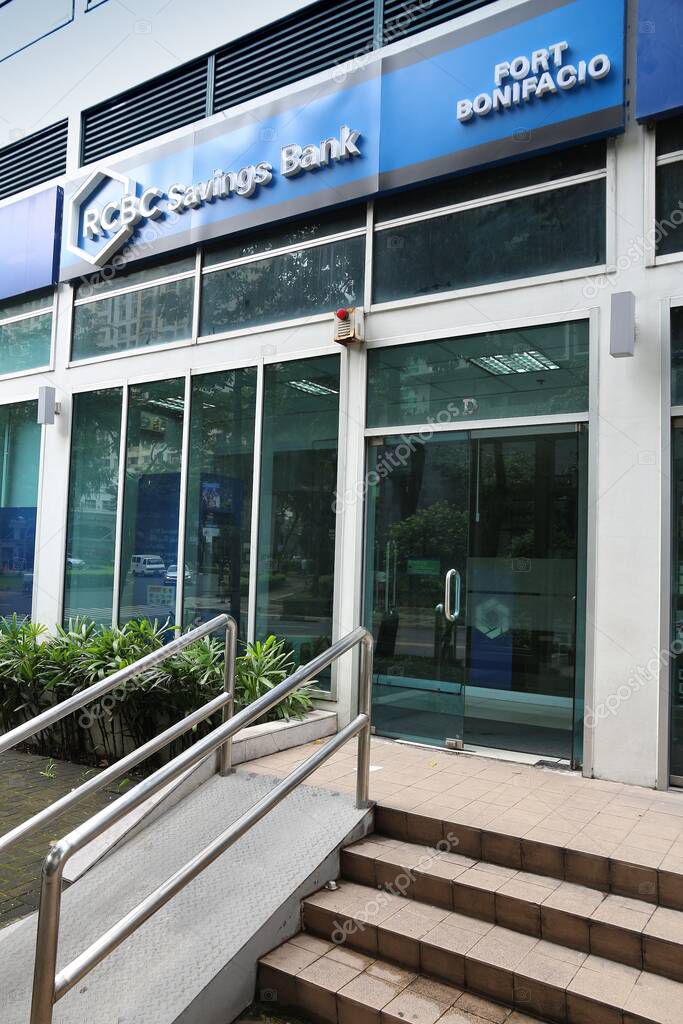 MANILA, FILIPINAS - 28 DE NOVIEMBRE DE 2017: RCBC Savings Bank sucursal ...