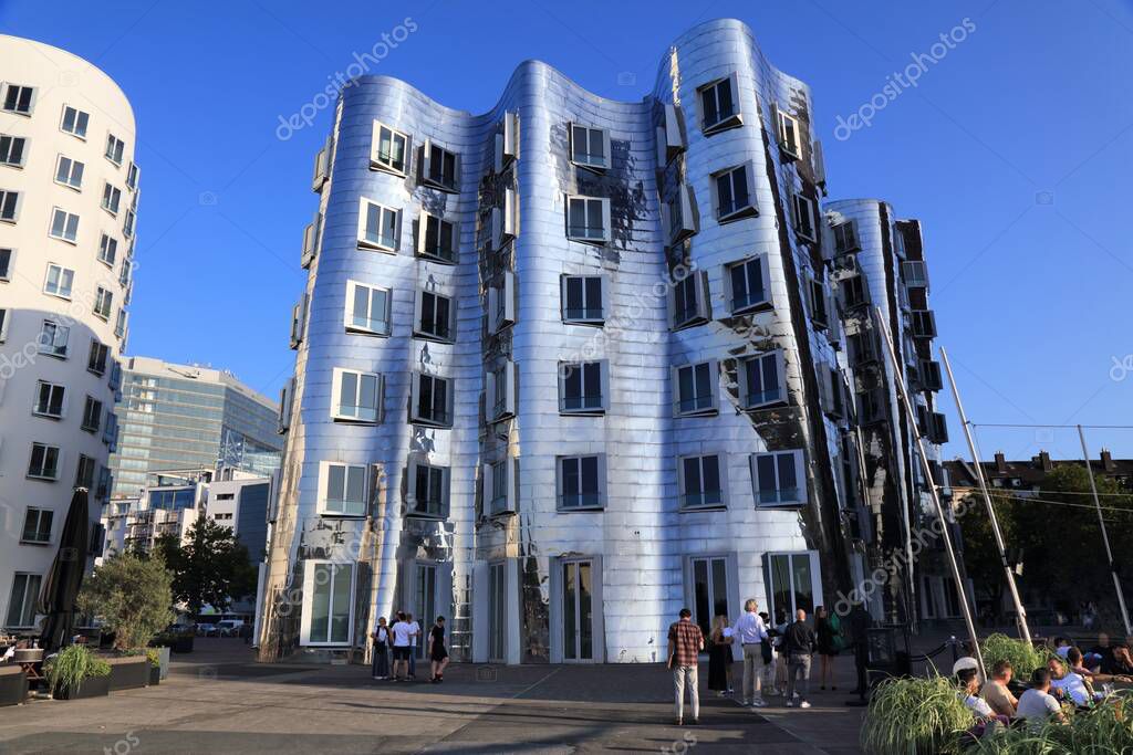 DUSSELDORF, ALEMANIA - 19 DE SEPTIEMBRE DE 2020: La gente visita Neuer Zollhof arquitectura ...