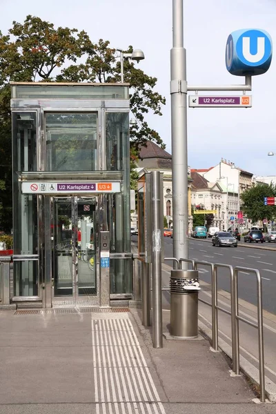 Bus entrance Stockfotos, lizenzfreie Bus entrance Bilder | Depositphotos