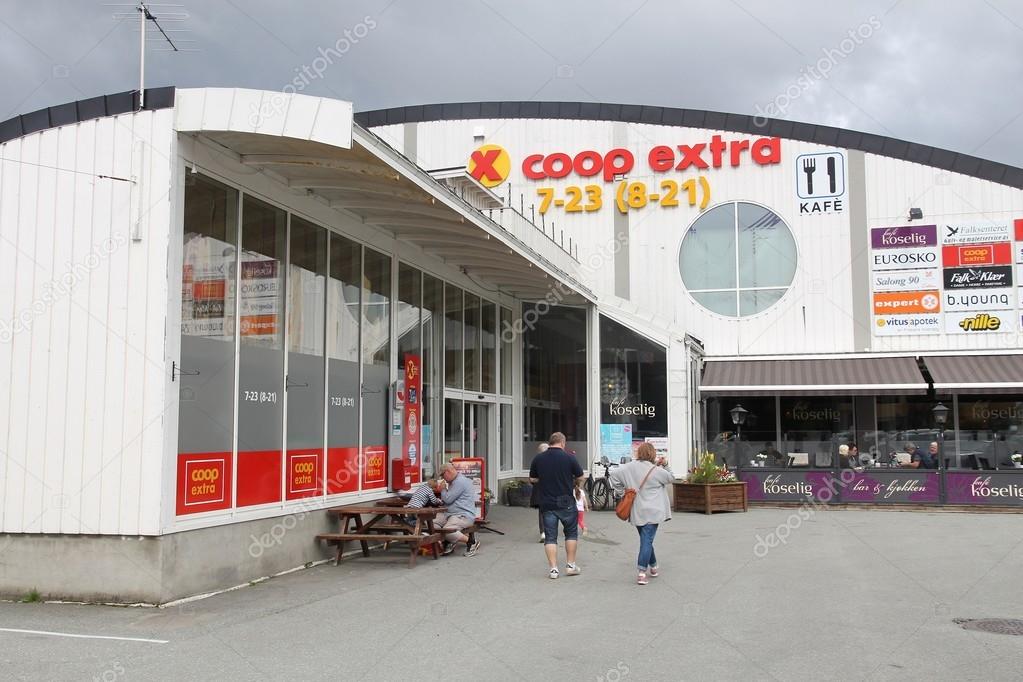 Coop-Extra-Shop — Redaktionelles Stockfoto © tupungato #79861674