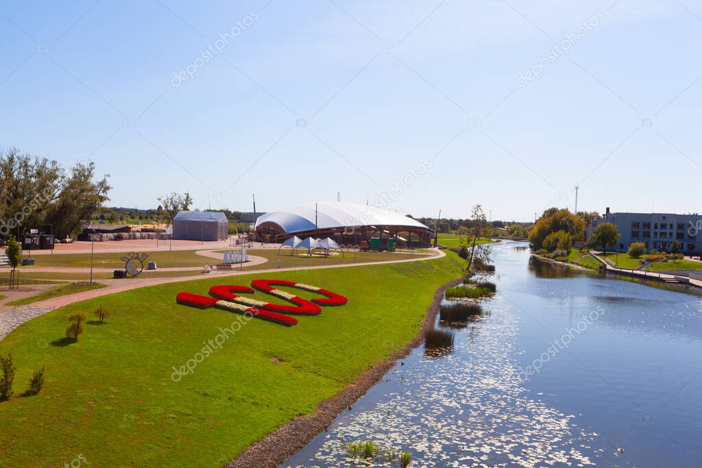 Jelgava, Letonia - 25 de agosto de 2019: el río Driksa y el signo de ...