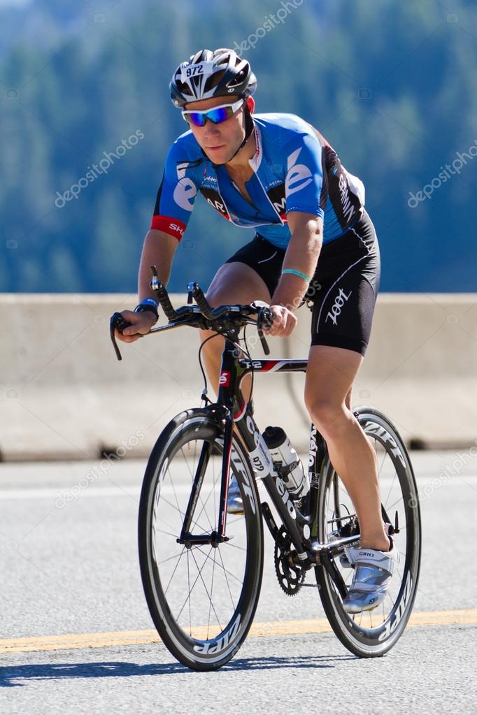 Daniel Metcalf in the Coeur d' Alene Ironman cycling event — Stock ...
