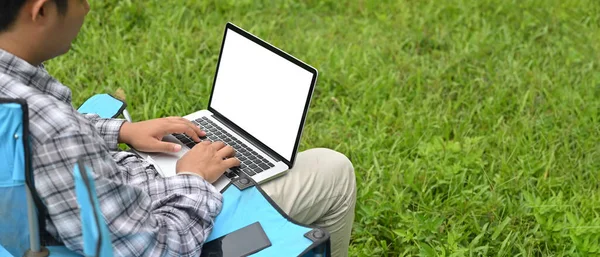 Werken op laptop buiten Stock Photos, Royalty Free Werken op laptop ...