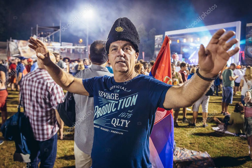 Guca, Serbia - 11 de agosto de 2017: Participante del Festival de la ...