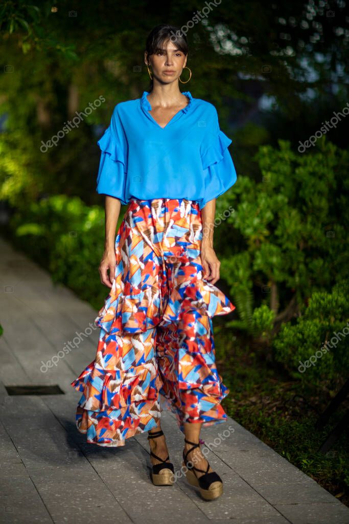 Una modelo camina por la pasarela para Carolina Estefan Swimwear Summer ...