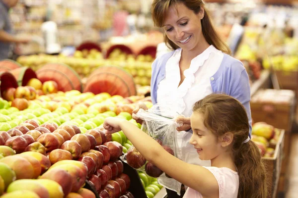 Girl buying fruit fotos de stock, imágenes de Girl buying fruit sin ...