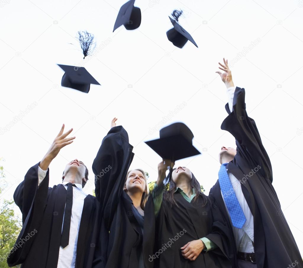 Estudiantes que asisten a la ceremonia de graduación 2024