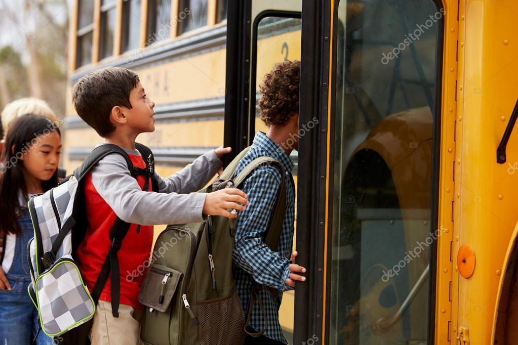 Niños De La Escuela Subiendo A Un Autobús Escolar 2022