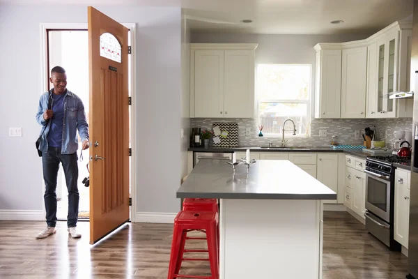 Llegando a casa fotos de stock, imágenes de Llegando a casa sin ...