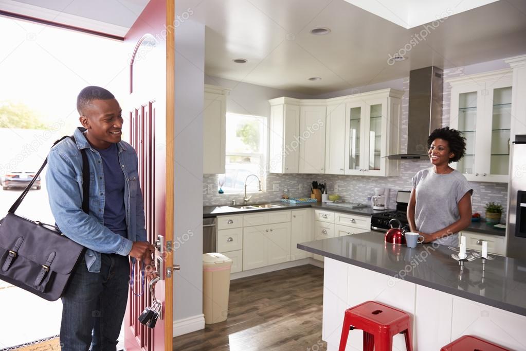 Mujer Saludo Hombre Regreso a casa — Foto de stock #109978010 ...
