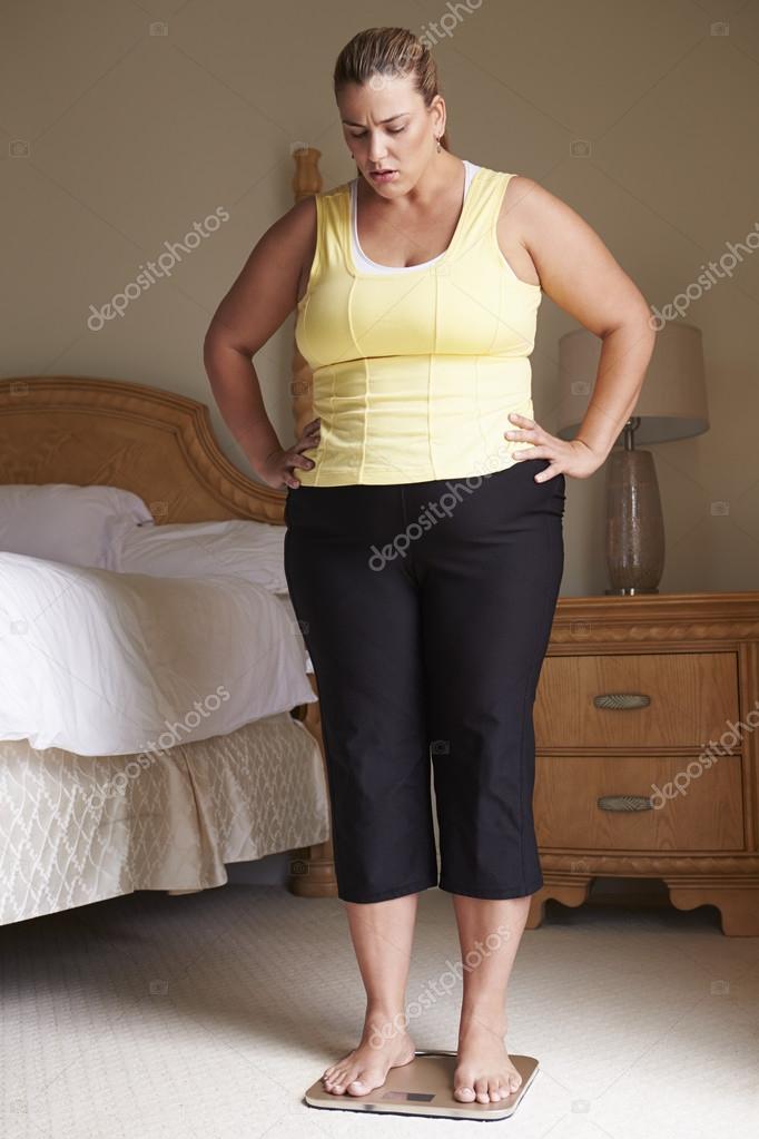 Mujer con sobrepeso pesándose: fotografía de stock © monkeybusiness ...