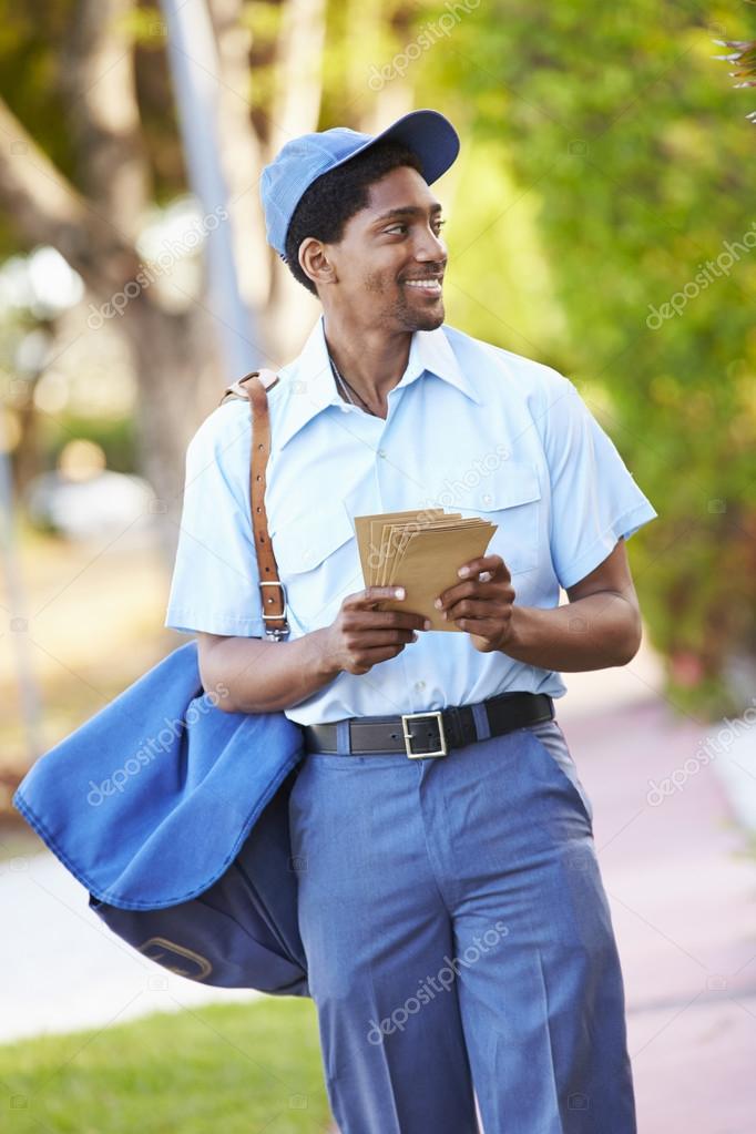 Cartero caminando por la calle — Foto de stock #64583859 © monkeybusiness