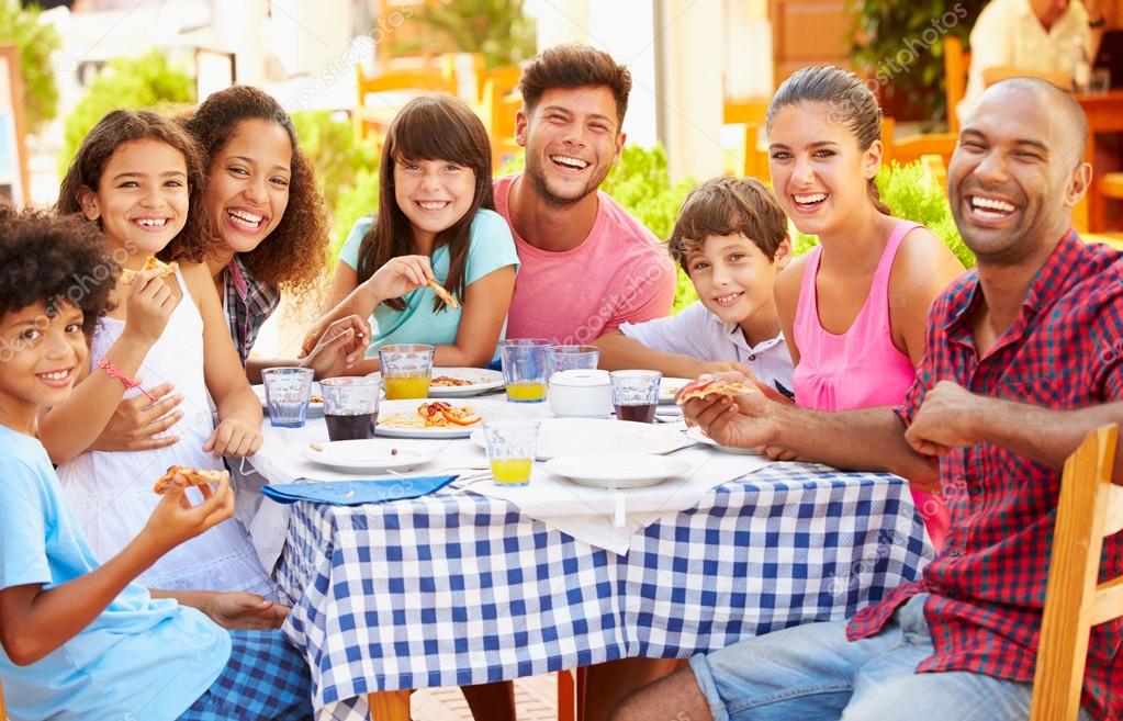 Familia Comiendo En Restaurante