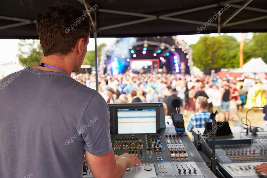 Sound and lighting engineer at an festival concert — Stock Photo ...
