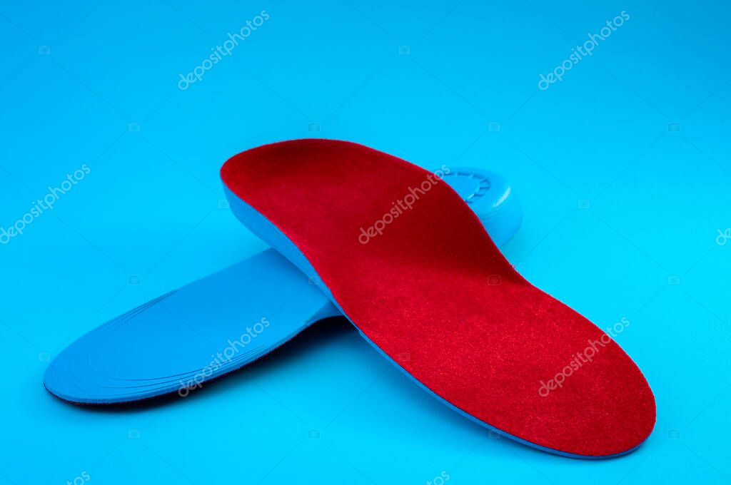 Soporte de pie y concepto de pies sanos con plantillas ortopédicas ...